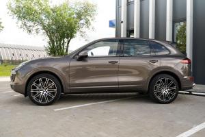 Brūns Porsche Cayenne 2015 Viļņa, ar dzinēja tilpumu 4.13 L un nobraukumu 216 tūkst. km par 28999 €, foto 3 vietnē AUTOMOTO.COM.LV