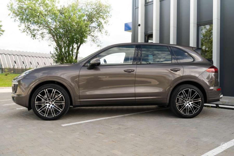 Brūns Porsche Cayenne 2015 Viļņa, ar dzinēja tilpumu 4.13 L un nobraukumu 216 tūkst. km par 28999 €, foto 3 vietnē AUTOMOTO.COM.LV