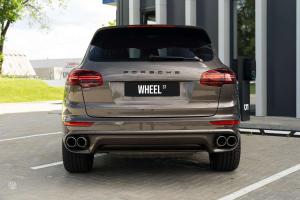 Brūns Porsche Cayenne 2015 Viļņa, ar dzinēja tilpumu 4.13 L un nobraukumu 216 tūkst. km par 28999 €, foto 5 vietnē AUTOMOTO.COM.LV