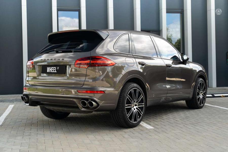 Brūns Porsche Cayenne 2015 Viļņa, ar dzinēja tilpumu 4.13 L un nobraukumu 216 tūkst. km par 28999 €, foto 6 vietnē AUTOMOTO.COM.LV