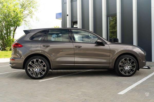 Brūns Porsche Cayenne 2015 Viļņa, ar dzinēja tilpumu 4.13 L un nobraukumu 216 tūkst. km par 28999 €, foto 6 vietnē AUTOMOTO.COM.LV