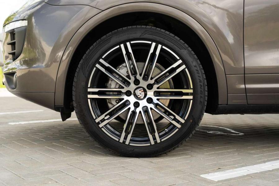 Brūns Porsche Cayenne 2015 Viļņa, ar dzinēja tilpumu 4.13 L un nobraukumu 216 tūkst. km par 28999 €, foto 13 vietnē AUTOMOTO.COM.LV