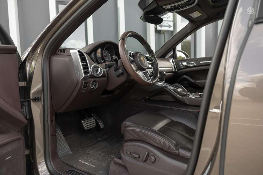 Brūns Porsche Cayenne 2015 Viļņa, ar dzinēja tilpumu 4.13 L un nobraukumu 216 tūkst. km par 28999 €, foto 16 vietnē AUTOMOTO.COM.LV