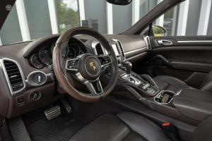 Brūns Porsche Cayenne 2015 Viļņa, ar dzinēja tilpumu 4.13 L un nobraukumu 216 tūkst. km par 28999 €, foto 17 vietnē AUTOMOTO.COM.LV