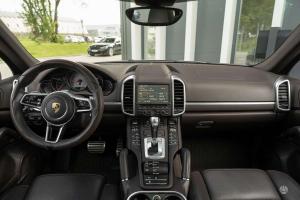 Brūns Porsche Cayenne 2015 Viļņa, ar dzinēja tilpumu 4.13 L un nobraukumu 216 tūkst. km par 28999 €, foto 18 vietnē AUTOMOTO.COM.LV