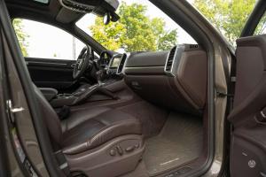 Brūns Porsche Cayenne 2015 Viļņa, ar dzinēja tilpumu 4.13 L un nobraukumu 216 tūkst. km par 28999 €, foto 20 vietnē AUTOMOTO.COM.LV