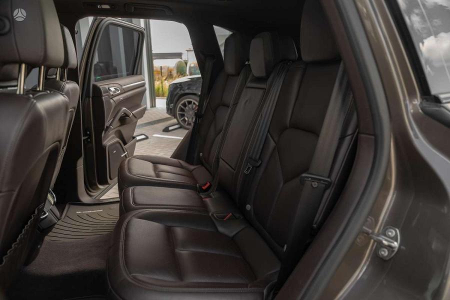 Brūns Porsche Cayenne 2015 Viļņa, ar dzinēja tilpumu 4.13 L un nobraukumu 216 tūkst. km par 28999 €, foto 21 vietnē AUTOMOTO.COM.LV