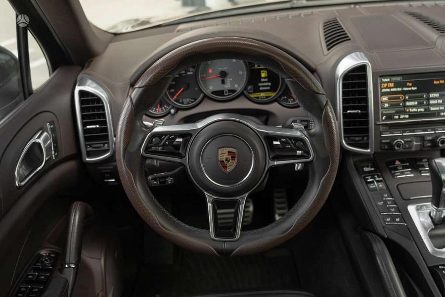 Brūns Porsche Cayenne 2015 Viļņa, ar dzinēja tilpumu 4.13 L un nobraukumu 216 tūkst. km par 28999 €, foto 24 vietnē AUTOMOTO.COM.LV