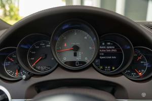 Brūns Porsche Cayenne 2015 Viļņa, ar dzinēja tilpumu 4.13 L un nobraukumu 216 tūkst. km par 28999 €, foto 25 vietnē AUTOMOTO.COM.LV