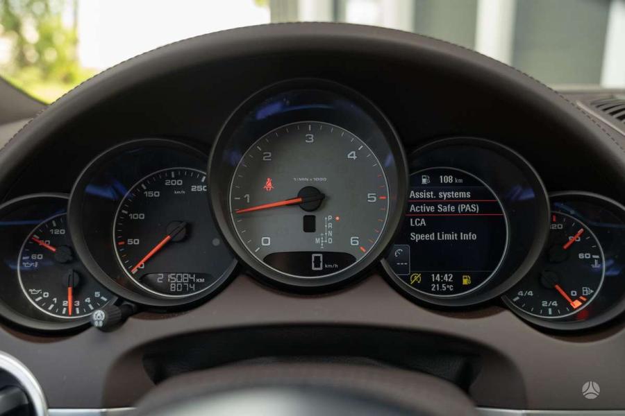 Brūns Porsche Cayenne 2015 Viļņa, ar dzinēja tilpumu 4.13 L un nobraukumu 216 tūkst. km par 28999 €, foto 25 vietnē AUTOMOTO.COM.LV