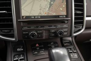 Brūns Porsche Cayenne 2015 Viļņa, ar dzinēja tilpumu 4.13 L un nobraukumu 216 tūkst. km par 28999 €, foto 32 vietnē AUTOMOTO.COM.LV