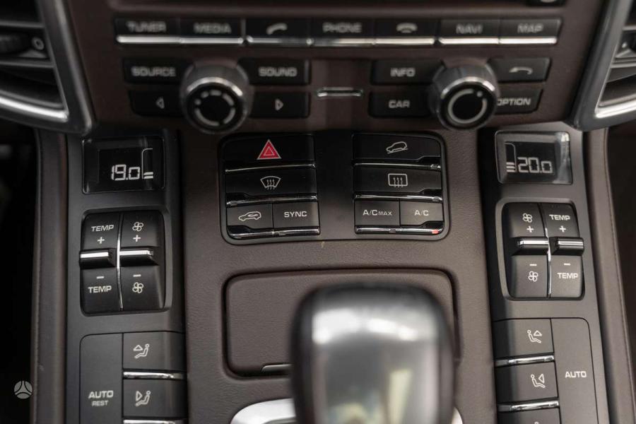Brūns Porsche Cayenne 2015 Viļņa, ar dzinēja tilpumu 4.13 L un nobraukumu 216 tūkst. km par 28999 €, foto 33 vietnē AUTOMOTO.COM.LV