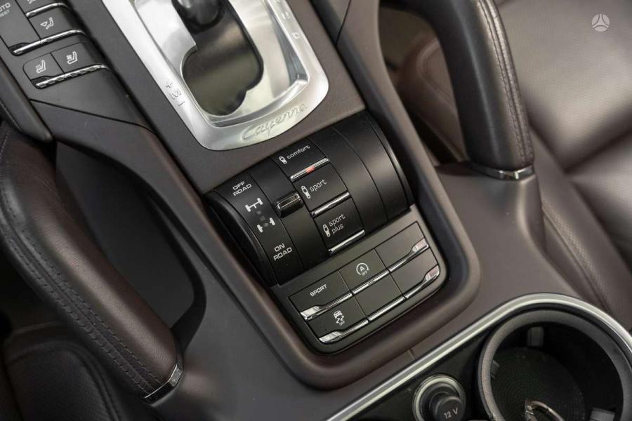 Brūns Porsche Cayenne 2015 Viļņa, ar dzinēja tilpumu 4.13 L un nobraukumu 216 tūkst. km par 28999 €, foto 35 vietnē AUTOMOTO.COM.LV