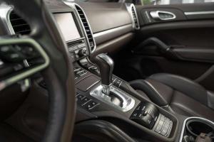 Brūns Porsche Cayenne 2015 Viļņa, ar dzinēja tilpumu 4.13 L un nobraukumu 216 tūkst. km par 28999 €, foto 36 vietnē AUTOMOTO.COM.LV