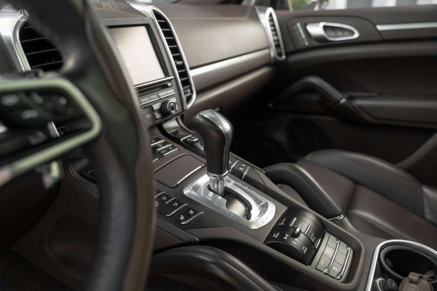 Brūns Porsche Cayenne 2015 Viļņa, ar dzinēja tilpumu 4.13 L un nobraukumu 216 tūkst. km par 28999 €, foto 36 vietnē AUTOMOTO.COM.LV