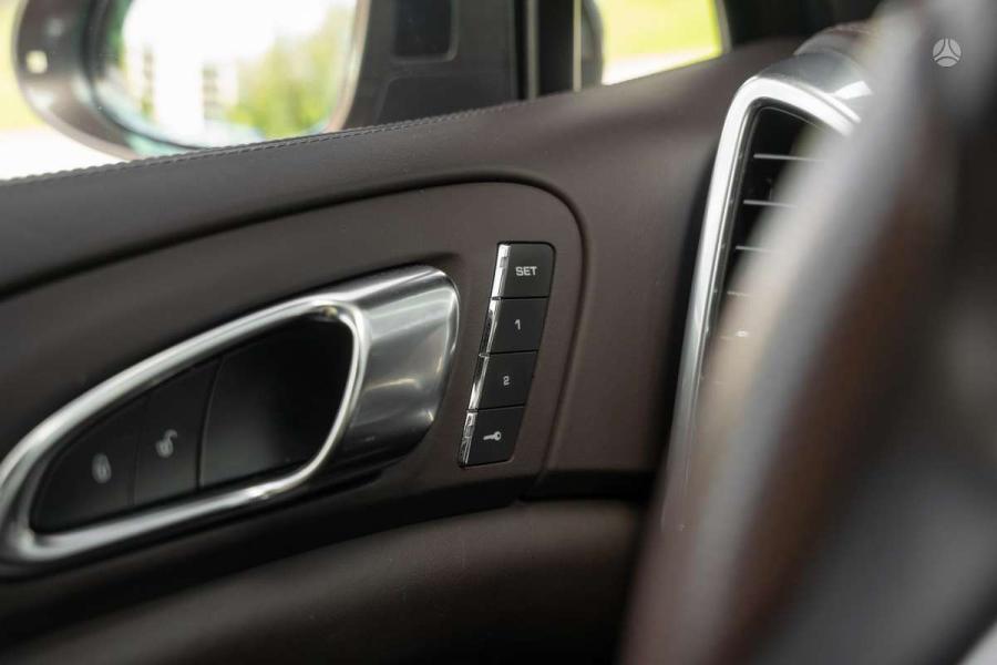 Brūns Porsche Cayenne 2015 Viļņa, ar dzinēja tilpumu 4.13 L un nobraukumu 216 tūkst. km par 28999 €, foto 38 vietnē AUTOMOTO.COM.LV