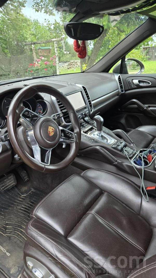Brown Porsche Cayenne 2015 in Riga, with an engine capacity of 3.00 L and mileage of 212 thousand km for 31000 €, photo 2 on AUTOMOTO.COM.LV