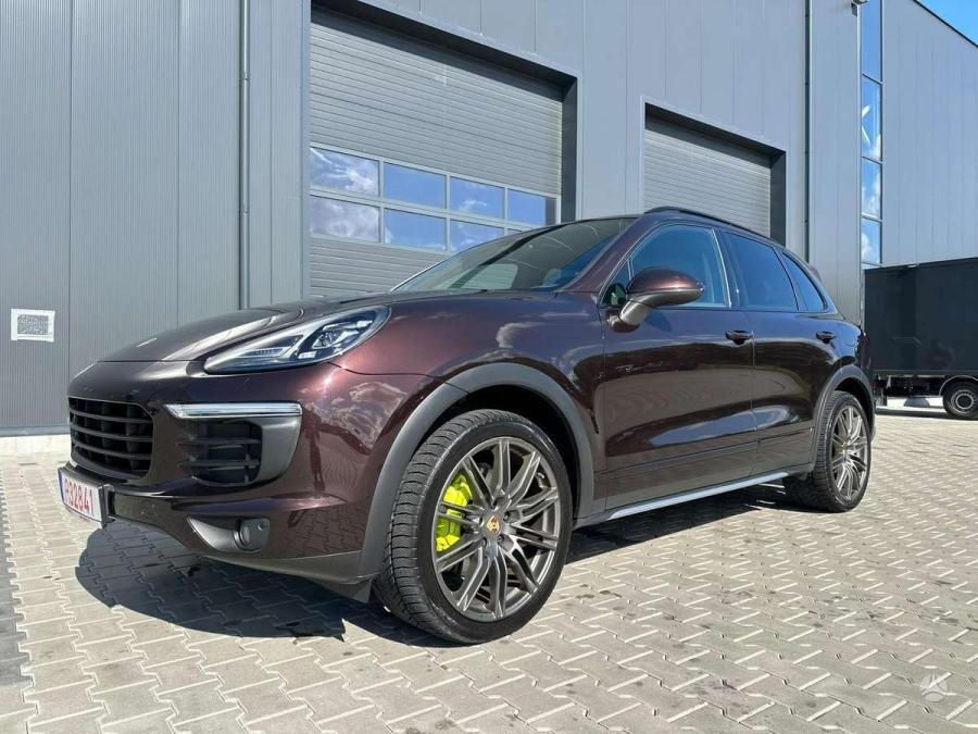 Brown Porsche Cayenne 2015 in Klaipeda, with an engine capacity of 3.00 L and mileage of 170 thousand km for 18000 €, photo 1 on AUTOMOTO.COM.LV