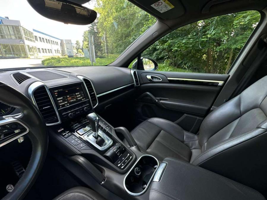 Brown Porsche Cayenne 2015 in Klaipeda, with an engine capacity of 3.00 L and mileage of 170 thousand km for 18000 €, photo 9 on AUTOMOTO.COM.LV