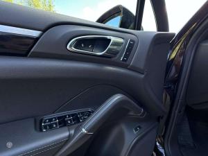 Brown Porsche Cayenne 2015 in Klaipeda, with an engine capacity of 3.00 L and mileage of 170 thousand km for 18000 €, photo 10 on AUTOMOTO.COM.LV