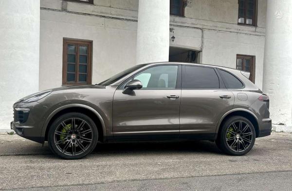 Brown Porsche Cayenne 2016 in Vilnius, with an engine capacity of 3.00 L and mileage of 234 thousand km for 22400 €, photo 1 on AUTOMOTO.COM.LV