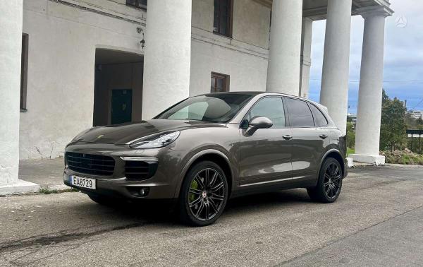 Brown Porsche Cayenne 2016 in Vilnius, with an engine capacity of 3.00 L and mileage of 234 thousand km for 22400 €, photo 2 on AUTOMOTO.COM.LV