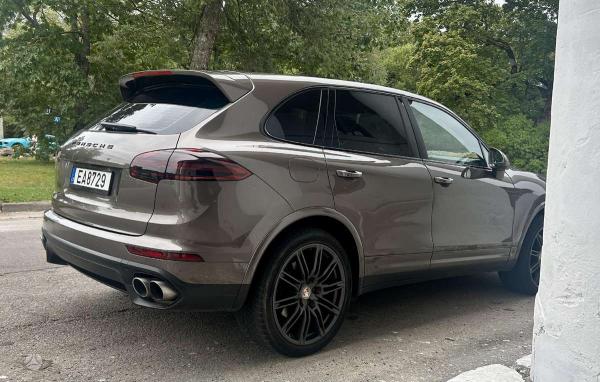 Brown Porsche Cayenne 2016 in Vilnius, with an engine capacity of 3.00 L and mileage of 234 thousand km for 22400 €, photo 4 on AUTOMOTO.COM.LV