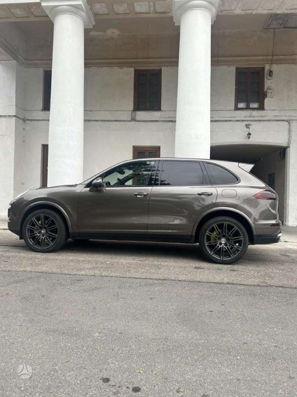 Brown Porsche Cayenne 2016 in Vilnius, with an engine capacity of 3.00 L and mileage of 234 thousand km for 22400 €, photo 5 on AUTOMOTO.COM.LV