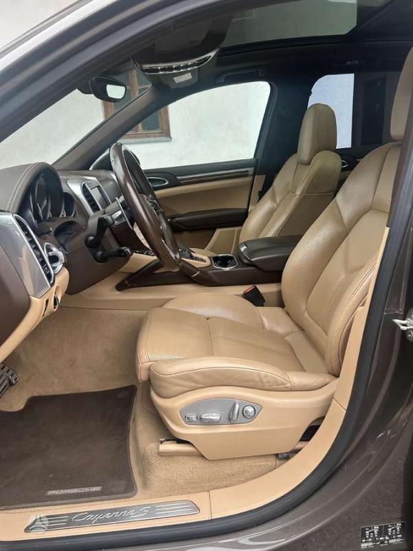 Brown Porsche Cayenne 2016 in Vilnius, with an engine capacity of 3.00 L and mileage of 234 thousand km for 22400 €, photo 9 on AUTOMOTO.COM.LV
