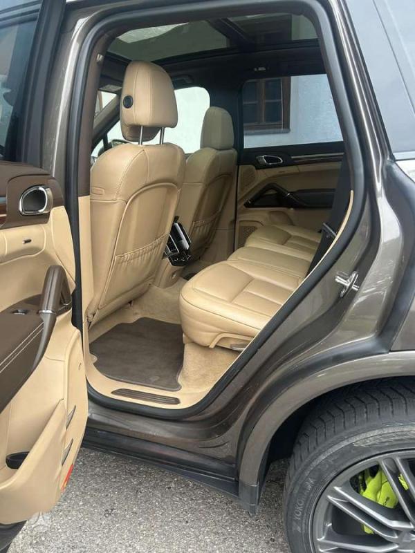 Brown Porsche Cayenne 2016 in Vilnius, with an engine capacity of 3.00 L and mileage of 234 thousand km for 22400 €, photo 10 on AUTOMOTO.COM.LV