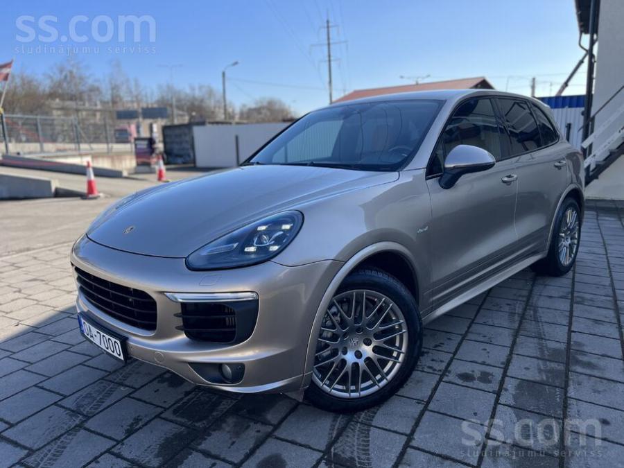 Brown Porsche Cayenne 2016 in Riga, with an engine capacity of 4.20 L and mileage of 202 thousand km for 26990 €, photo 1 on AUTOMOTO.COM.LV