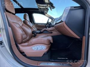 Brown Porsche Cayenne 2016 in Riga, with an engine capacity of 4.20 L and mileage of 202 thousand km for 26990 €, photo 13 on AUTOMOTO.COM.LV