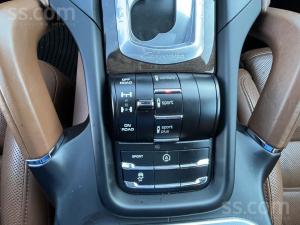 Brown Porsche Cayenne 2016 in Riga, with an engine capacity of 4.20 L and mileage of 202 thousand km for 26990 €, photo 23 on AUTOMOTO.COM.LV