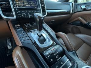 Brown Porsche Cayenne 2016 in Riga, with an engine capacity of 4.20 L and mileage of 202 thousand km for 26990 €, photo 24 on AUTOMOTO.COM.LV