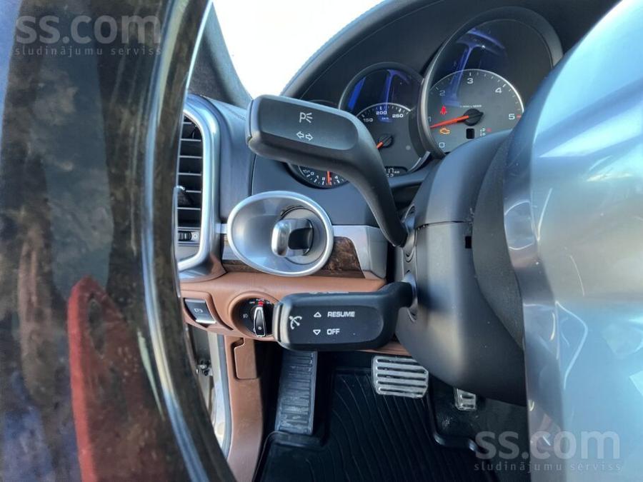 Brown Porsche Cayenne 2016 in Riga, with an engine capacity of 4.20 L and mileage of 202 thousand km for 26990 €, photo 26 on AUTOMOTO.COM.LV