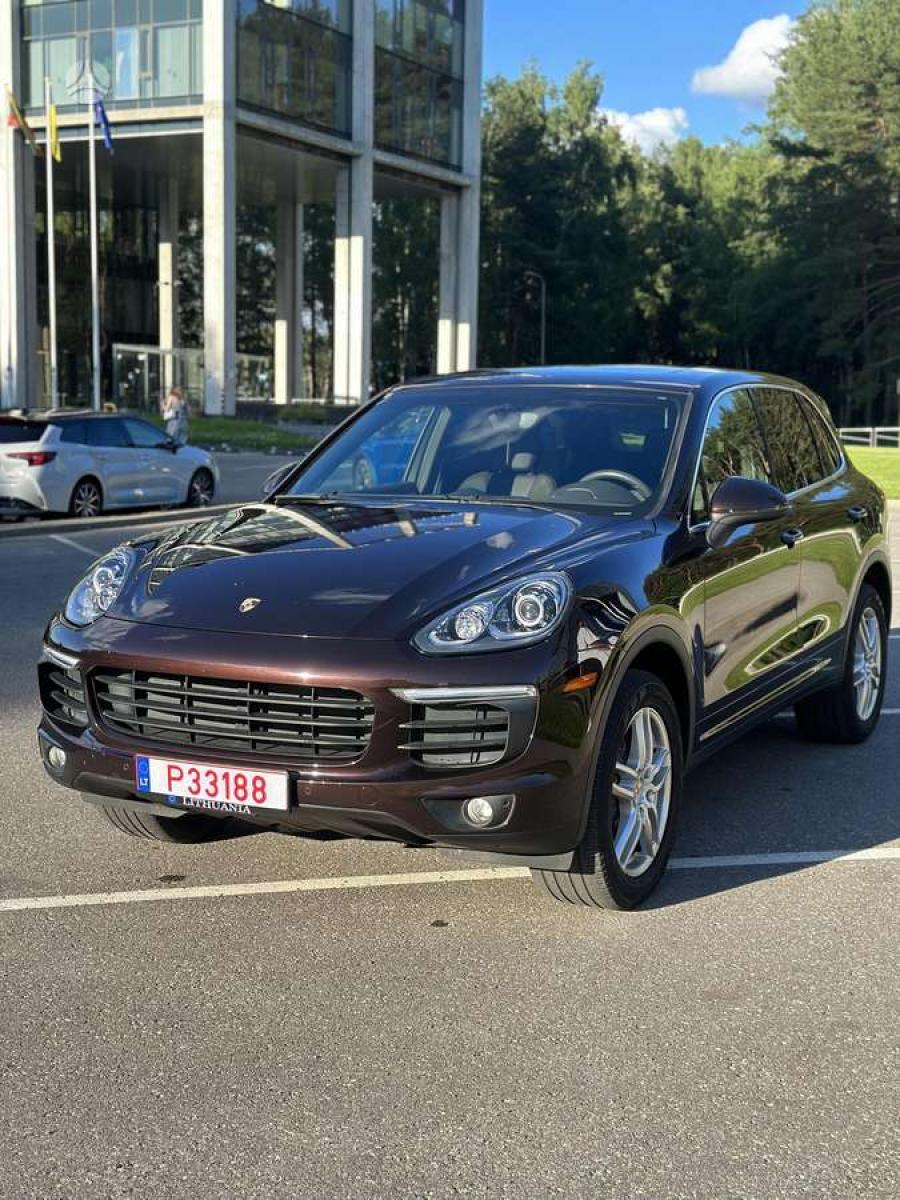 Brown Porsche Cayenne 2016 in Vilnius, with an engine capacity of 3.60 L and mileage of 156 thousand km for 22500 €, photo 1 on AUTOMOTO.COM.LV