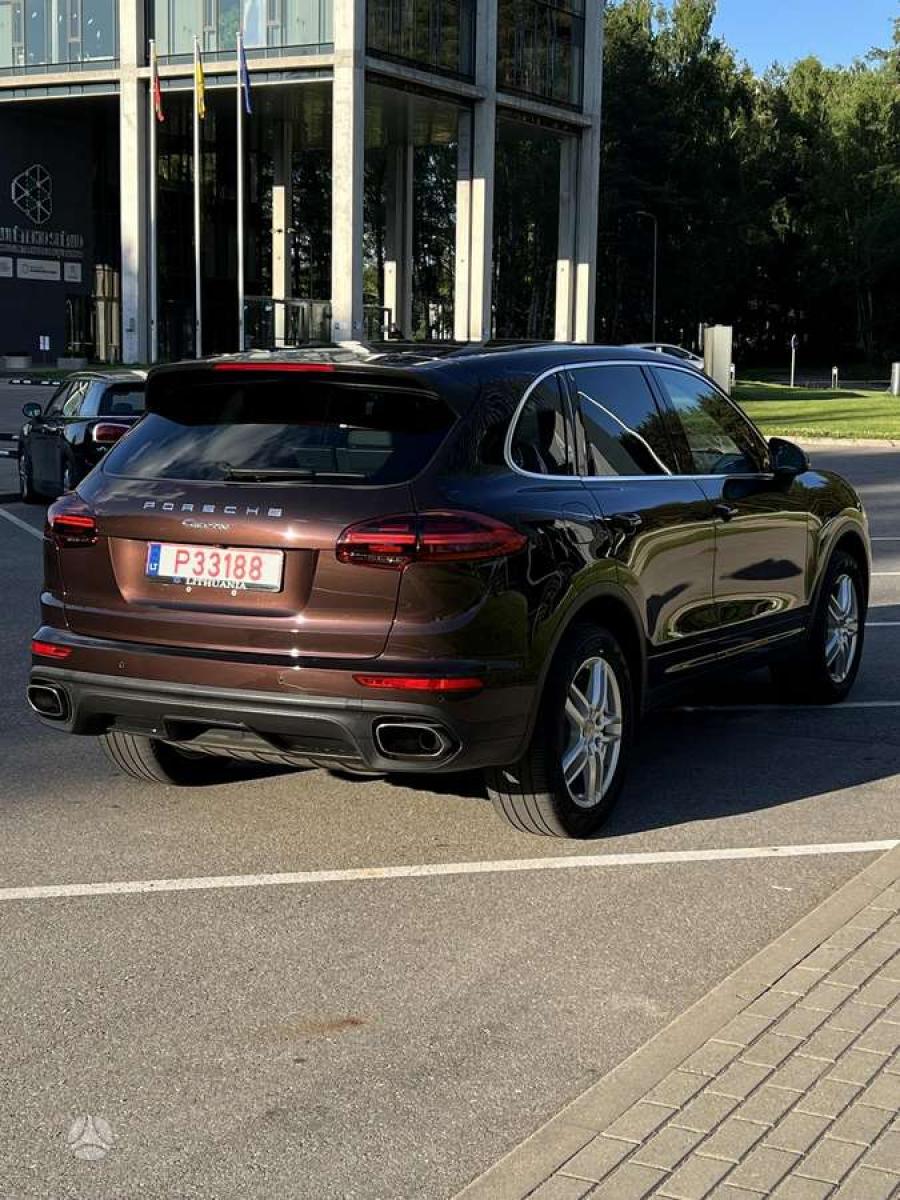 Brown Porsche Cayenne 2016 in Vilnius, with an engine capacity of 3.60 L and mileage of 156 thousand km for 22500 €, photo 7 on AUTOMOTO.COM.LV