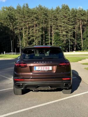 Brown Porsche Cayenne 2016 in Vilnius, with an engine capacity of 3.60 L and mileage of 156 thousand km for 22500 €, photo 8 on AUTOMOTO.COM.LV