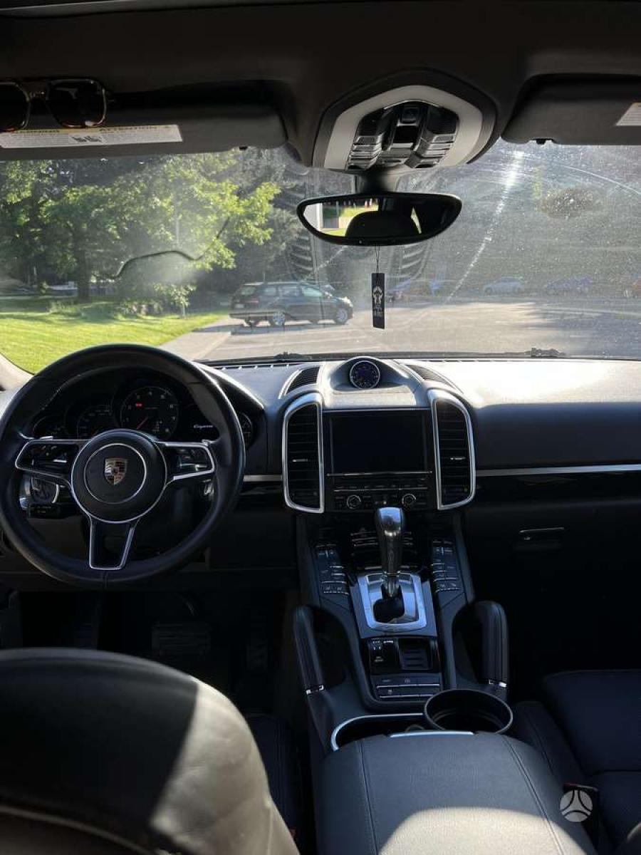Brown Porsche Cayenne 2016 in Vilnius, with an engine capacity of 3.60 L and mileage of 156 thousand km for 22500 €, photo 10 on AUTOMOTO.COM.LV