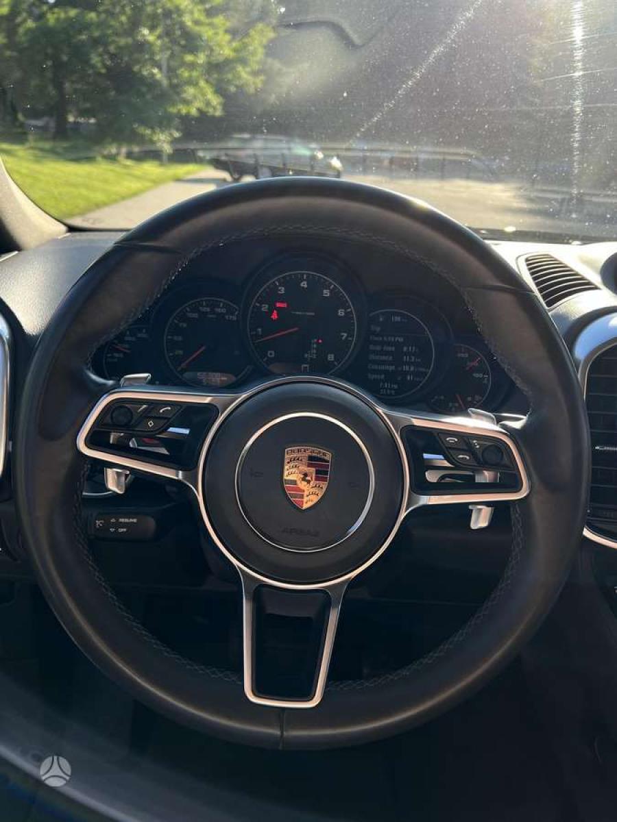 Brown Porsche Cayenne 2016 in Vilnius, with an engine capacity of 3.60 L and mileage of 156 thousand km for 22500 €, photo 11 on AUTOMOTO.COM.LV