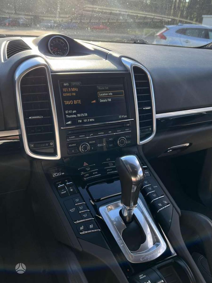 Brown Porsche Cayenne 2016 in Vilnius, with an engine capacity of 3.60 L and mileage of 156 thousand km for 22500 €, photo 12 on AUTOMOTO.COM.LV