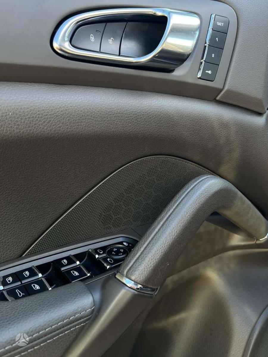 Brown Porsche Cayenne 2016 in Vilnius, with an engine capacity of 3.60 L and mileage of 156 thousand km for 22500 €, photo 13 on AUTOMOTO.COM.LV