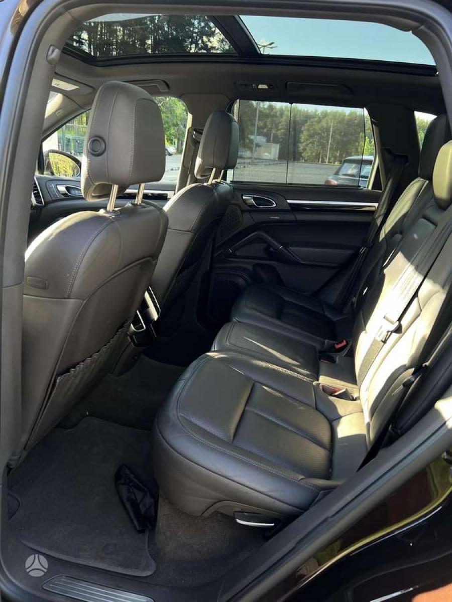 Brown Porsche Cayenne 2016 in Vilnius, with an engine capacity of 3.60 L and mileage of 156 thousand km for 22500 €, photo 14 on AUTOMOTO.COM.LV