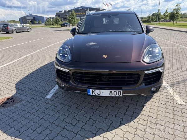 Brown Porsche Cayenne 2016 in Riga, with an engine capacity of 4.20 L and mileage of 319 thousand km for 25300 €, photo 1 on AUTOMOTO.COM.LV