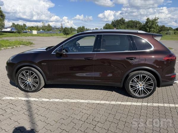 Brown Porsche Cayenne 2016 in Riga, with an engine capacity of 4.20 L and mileage of 319 thousand km for 25300 €, photo 2 on AUTOMOTO.COM.LV