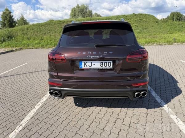 Brown Porsche Cayenne 2016 in Riga, with an engine capacity of 4.20 L and mileage of 319 thousand km for 25300 €, photo 4 on AUTOMOTO.COM.LV