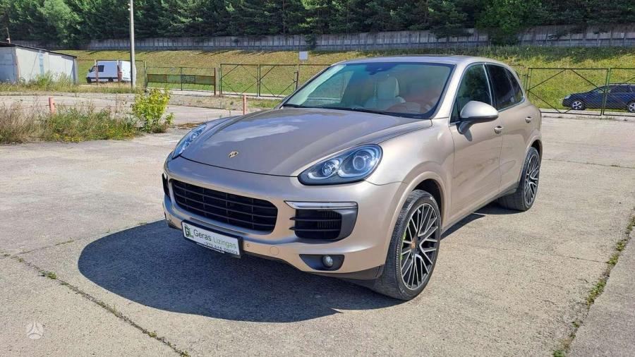 Brown Porsche Cayenne 2016 in Vilnius, with an engine capacity of 3.00 L and mileage of 185 thousand km for 21500 €, photo 1 on AUTOMOTO.COM.LV