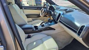 Brown Porsche Cayenne 2016 in Vilnius, with an engine capacity of 3.00 L and mileage of 185 thousand km for 21500 €, photo 10 on AUTOMOTO.COM.LV