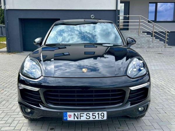 Brown Porsche Cayenne 2017 in Panevezys, with an engine capacity of 3.60 L and mileage of 217 thousand km for 18000 €, photo 3 on AUTOMOTO.COM.LV