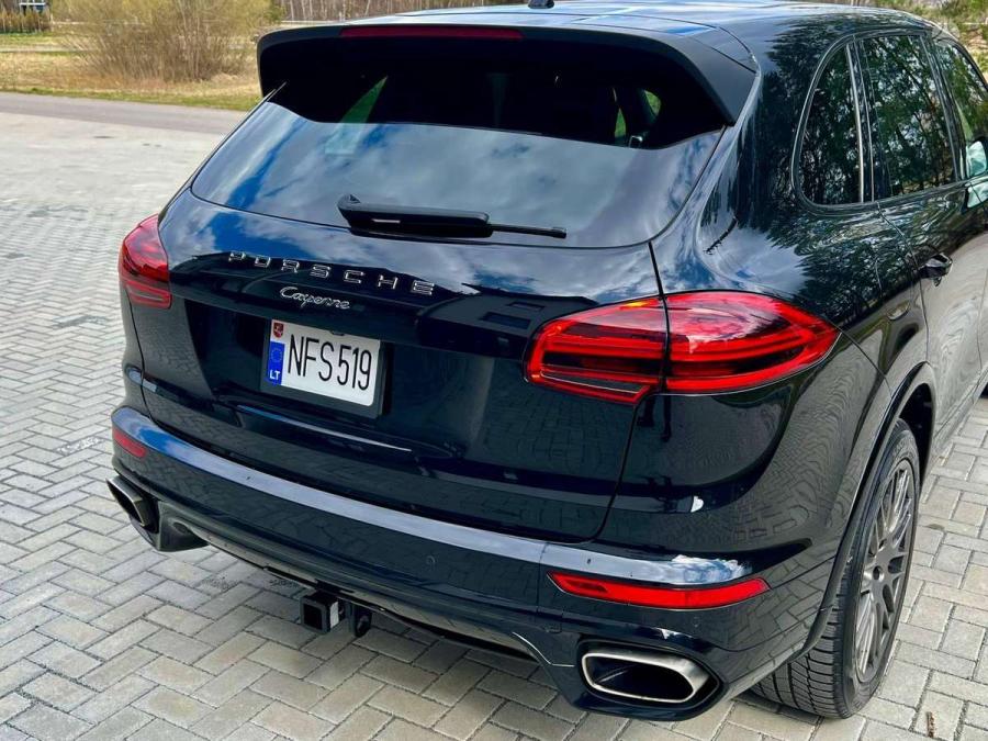 Brown Porsche Cayenne 2017 in Panevezys, with an engine capacity of 3.60 L and mileage of 217 thousand km for 18000 €, photo 9 on AUTOMOTO.COM.LV